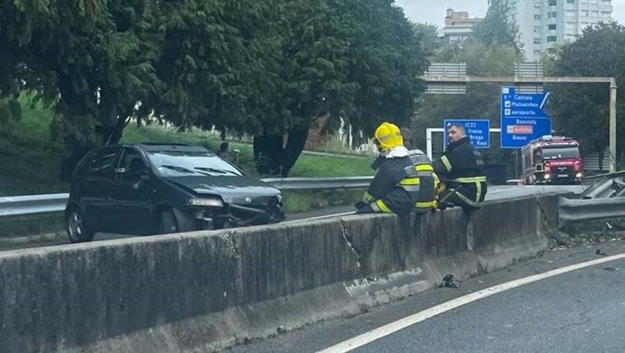 Um ferido grave em despiste seguido de capotamento na VCI no Porto ...
