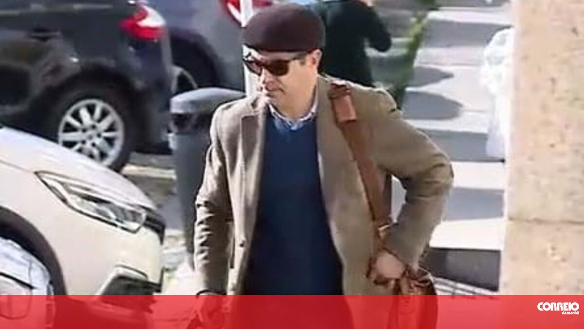 Professor de Moral acusado de abuso sexual de 15 alunas julgado à porta ... Professor de Moral acusado de abuso sexual de 15 alunas julgado à porta ...