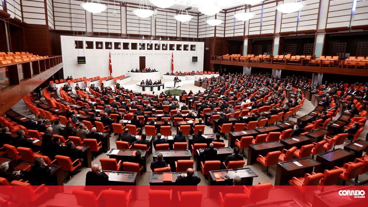Parlamento turco vota terça-feira a adesão da Suécia na NATO - Mundo ...