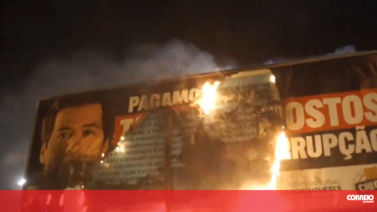 Cartaz do Chega queimado em Lisboa. Partido apresenta queixa - Portugal ...