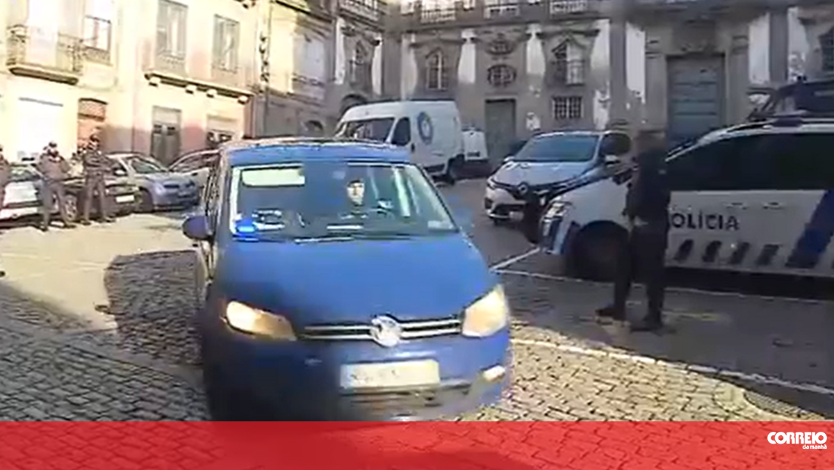 Carrinha com Marco 'Orelhas' chega ao Tribunal de São João Novo ...
