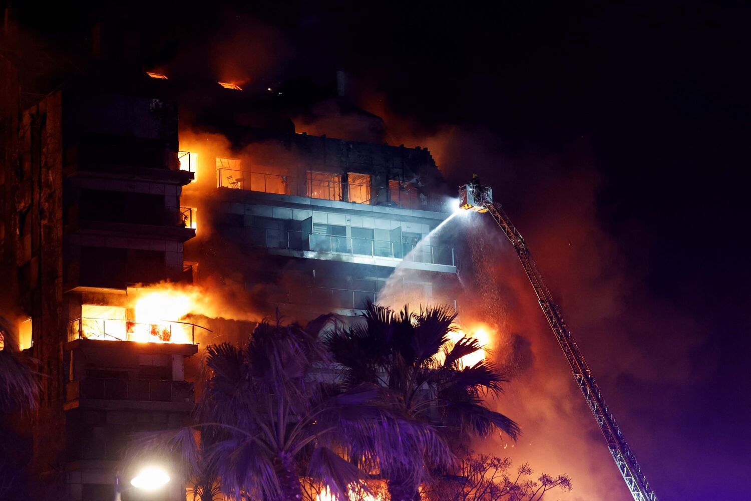 As imagens da tragédia: O mais violento incêndio de sempre em Valência ...