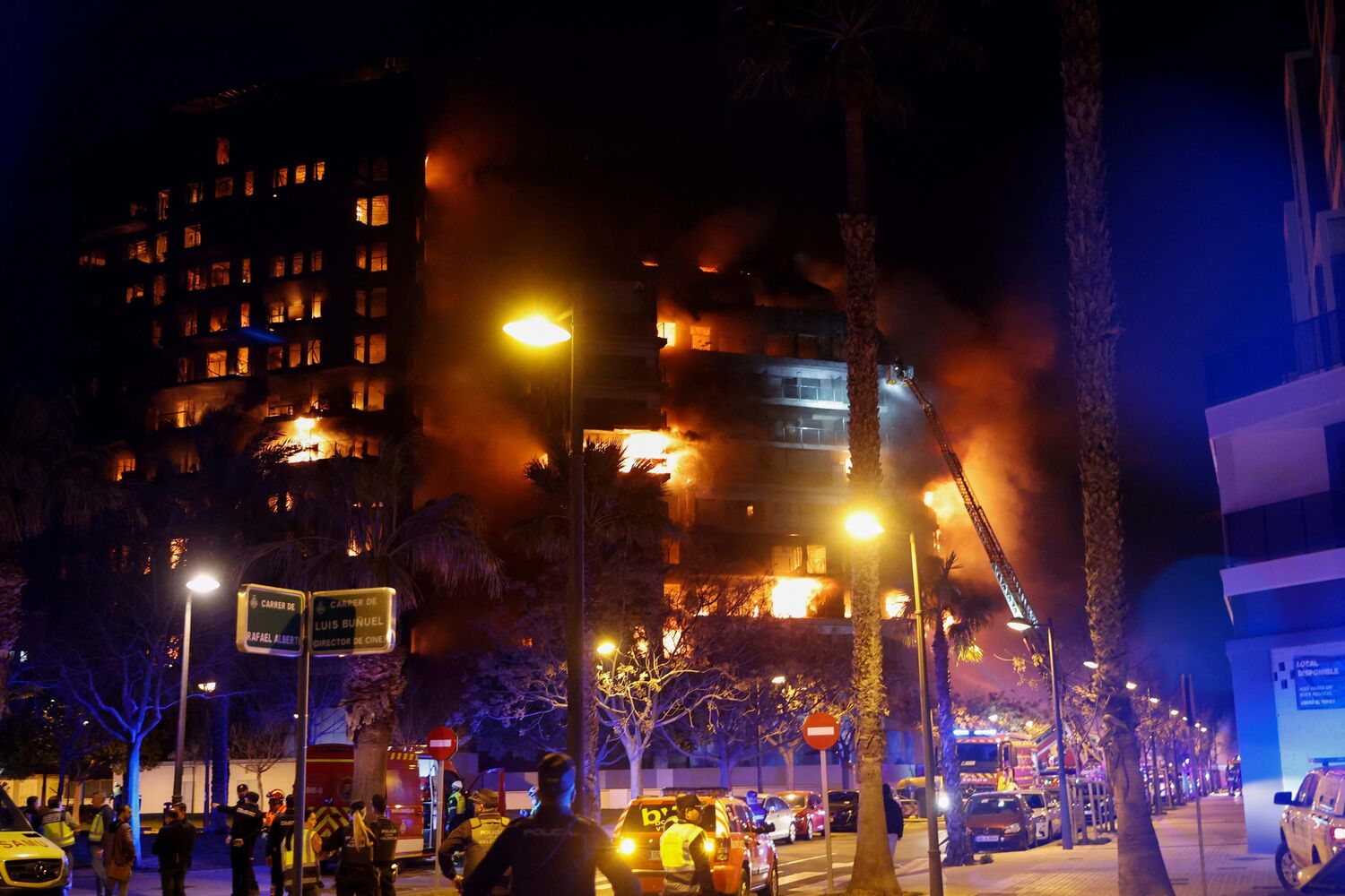 As imagens da tragédia: O mais violento incêndio de sempre em Valência ...