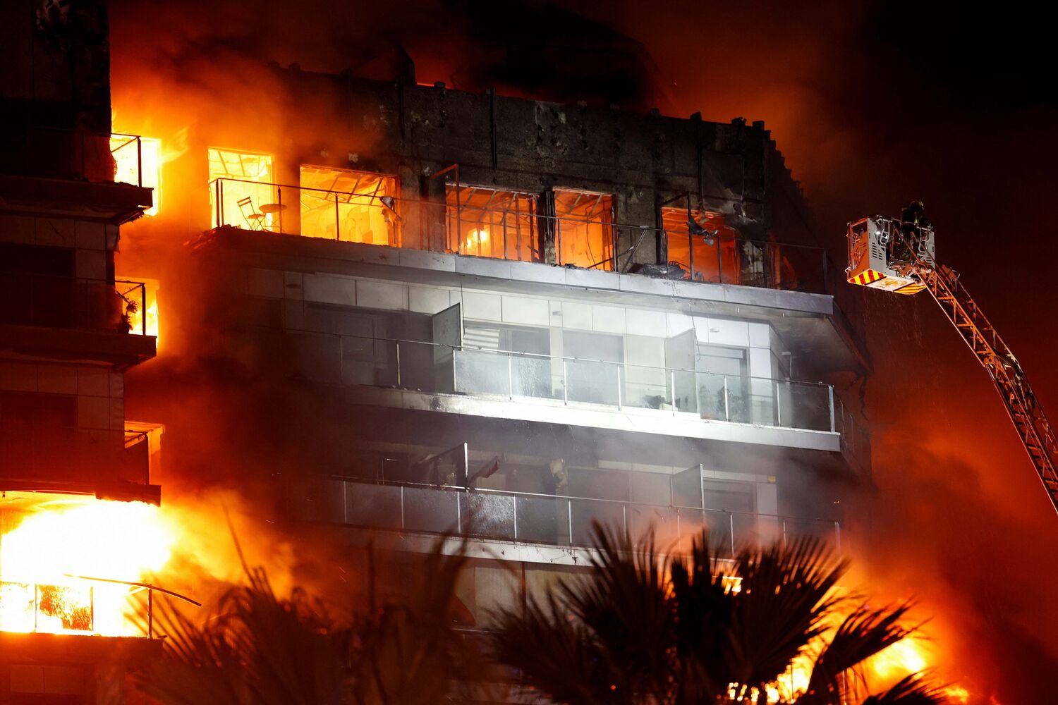 As imagens da tragédia: O mais violento incêndio de sempre em Valência ...