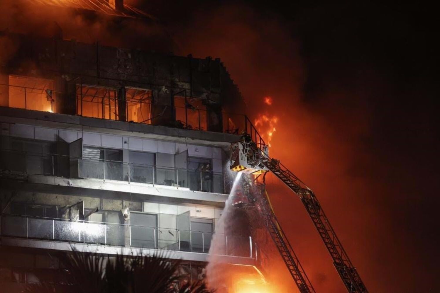 As imagens da tragédia: O mais violento incêndio de sempre em Valência ...