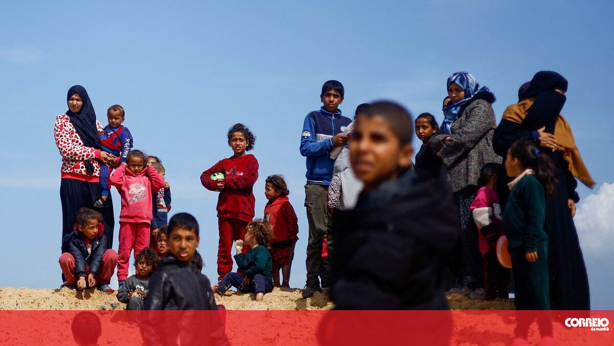 Descobertas valas comuns em dois hospitais de Gaza. Saiba que está em ...