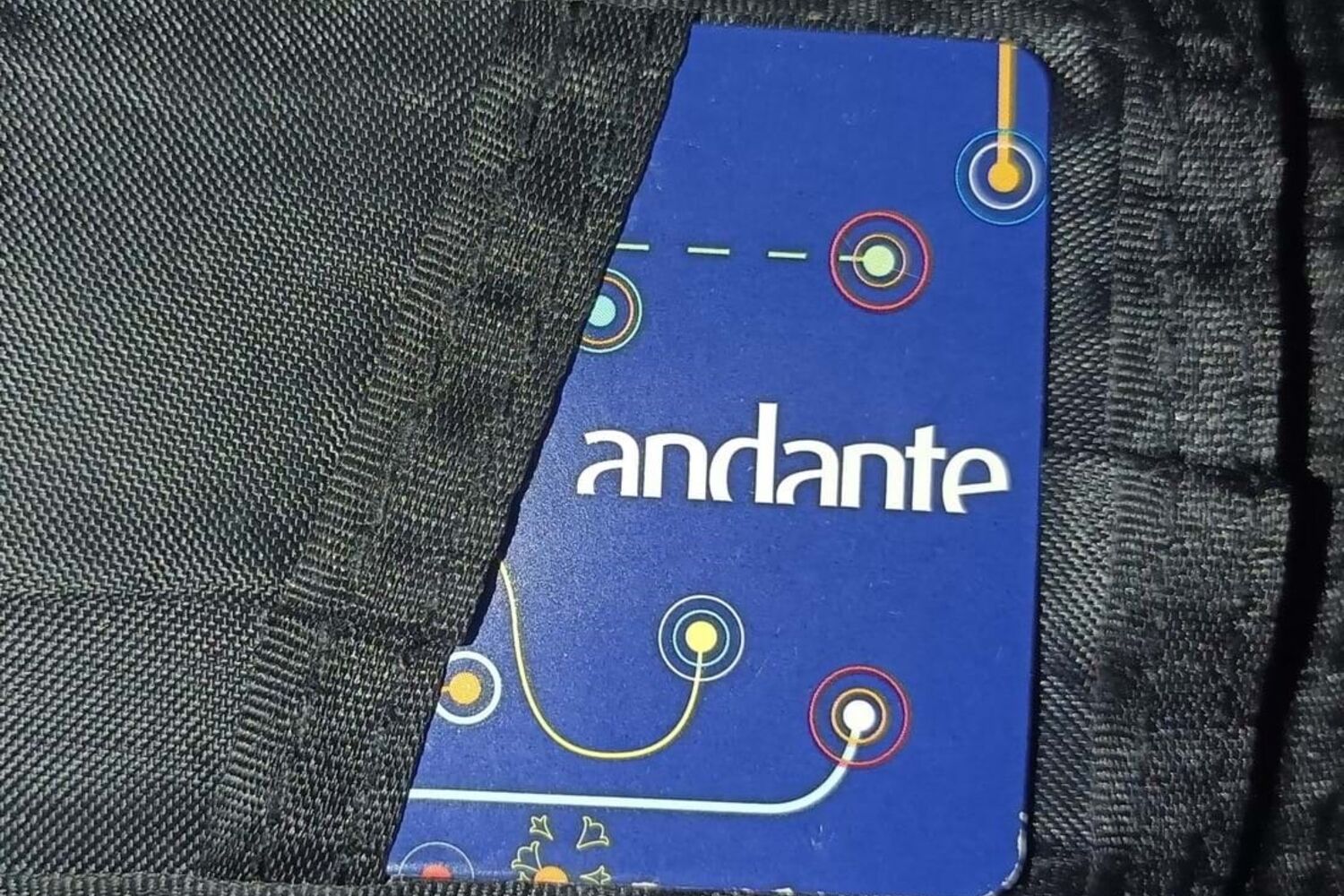 Carregamento de bilhetes e passes Andante no telemóvel disponível a ...
