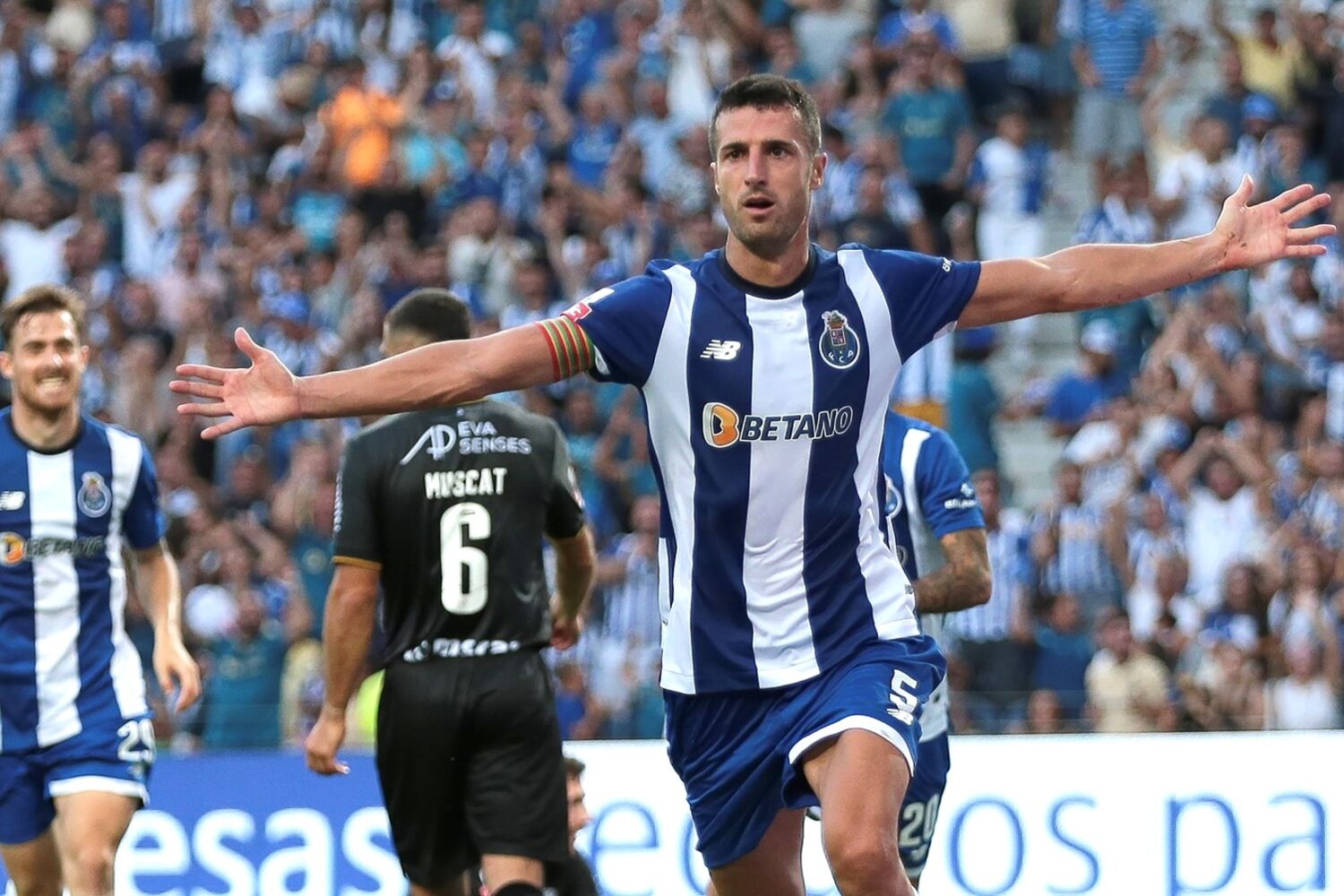 Futebolista Marcano deixa o FC Porto após 10 épocas com os 'dragões ...