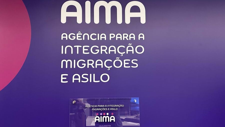 Imigrantes revoltados com ordem da AIMA para pagar agendamentos para ...