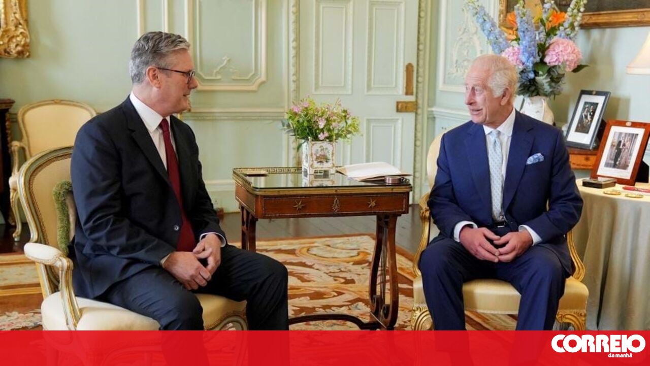 Keir Starmer é primeiro-ministro britânico depois do "beija-mão" a ...