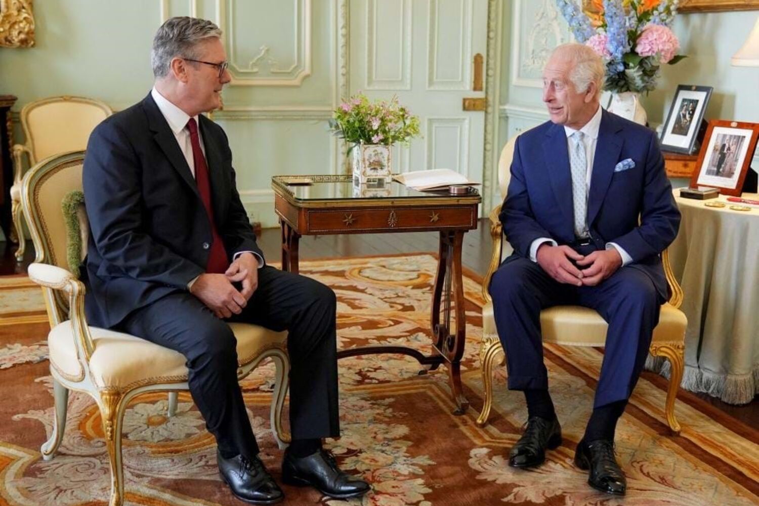 Keir Starmer é primeiro-ministro britânico depois do "beija-mão" a ...