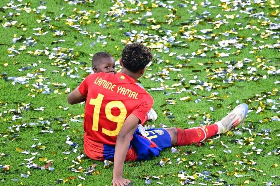 As imagens ternurentas de Lamine Yamal com o irmão a celebrar a vitória ...