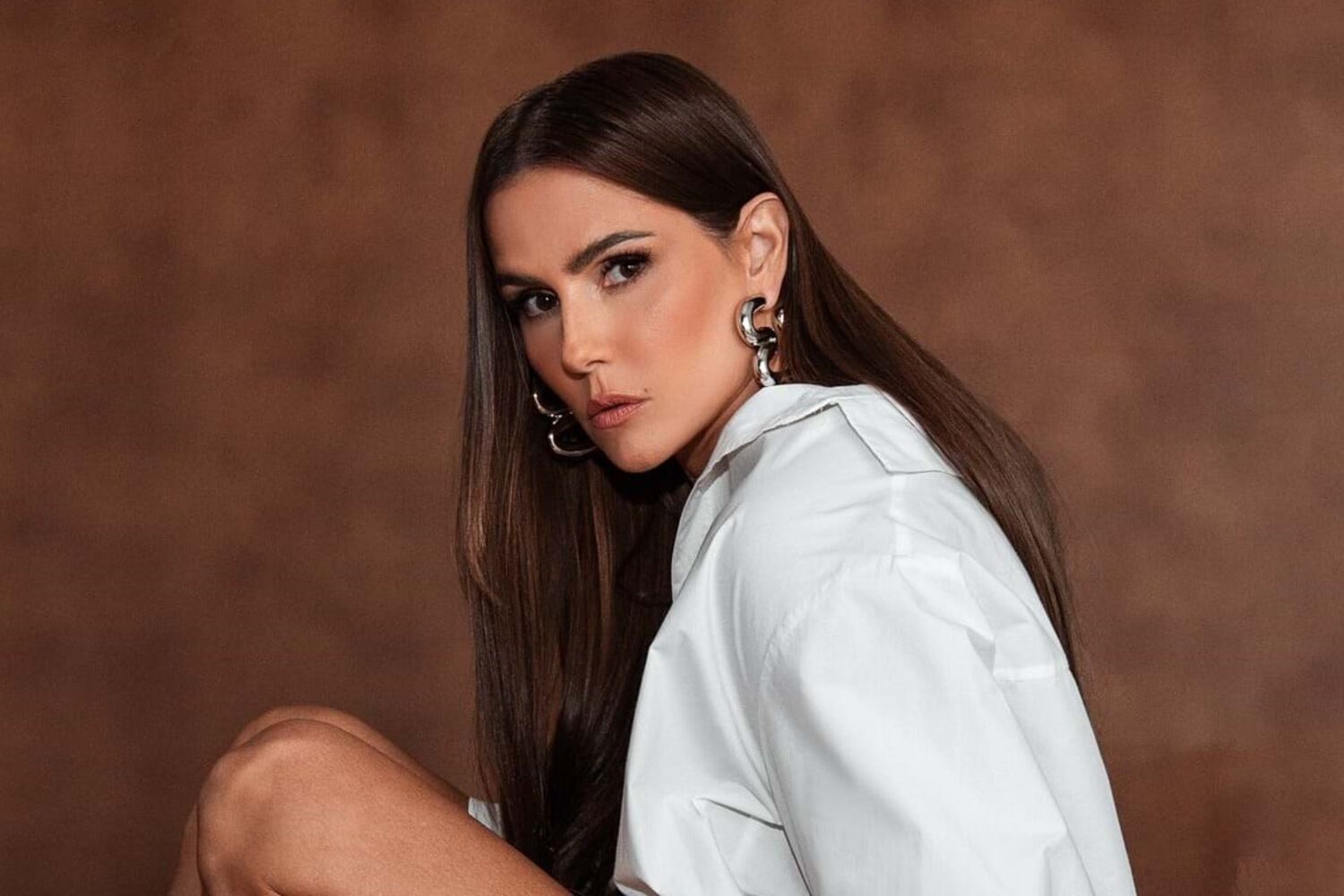 Deborah Secco vestiu-se de robô, mas com o rabo de fora, claro! Veja o ...