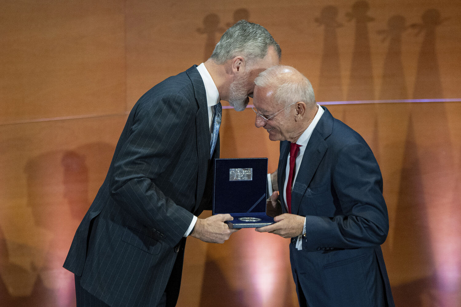 Fundador da Mango morre após queda de 150 metros durante passeio com a ...