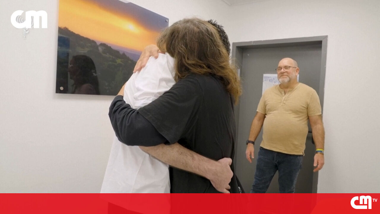 "Bem-vindo de volta": refém israelita Sagui Dekel-Chen regressa aos ...