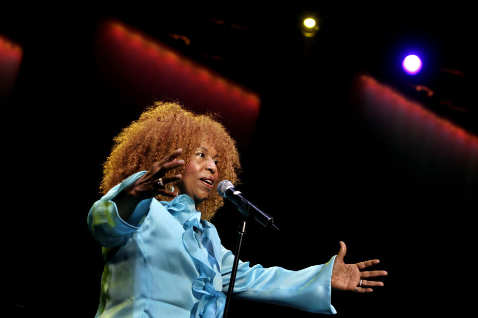 Morreu a cantora Roberta Flack, intérprete do sucesso 'Killing Me ...