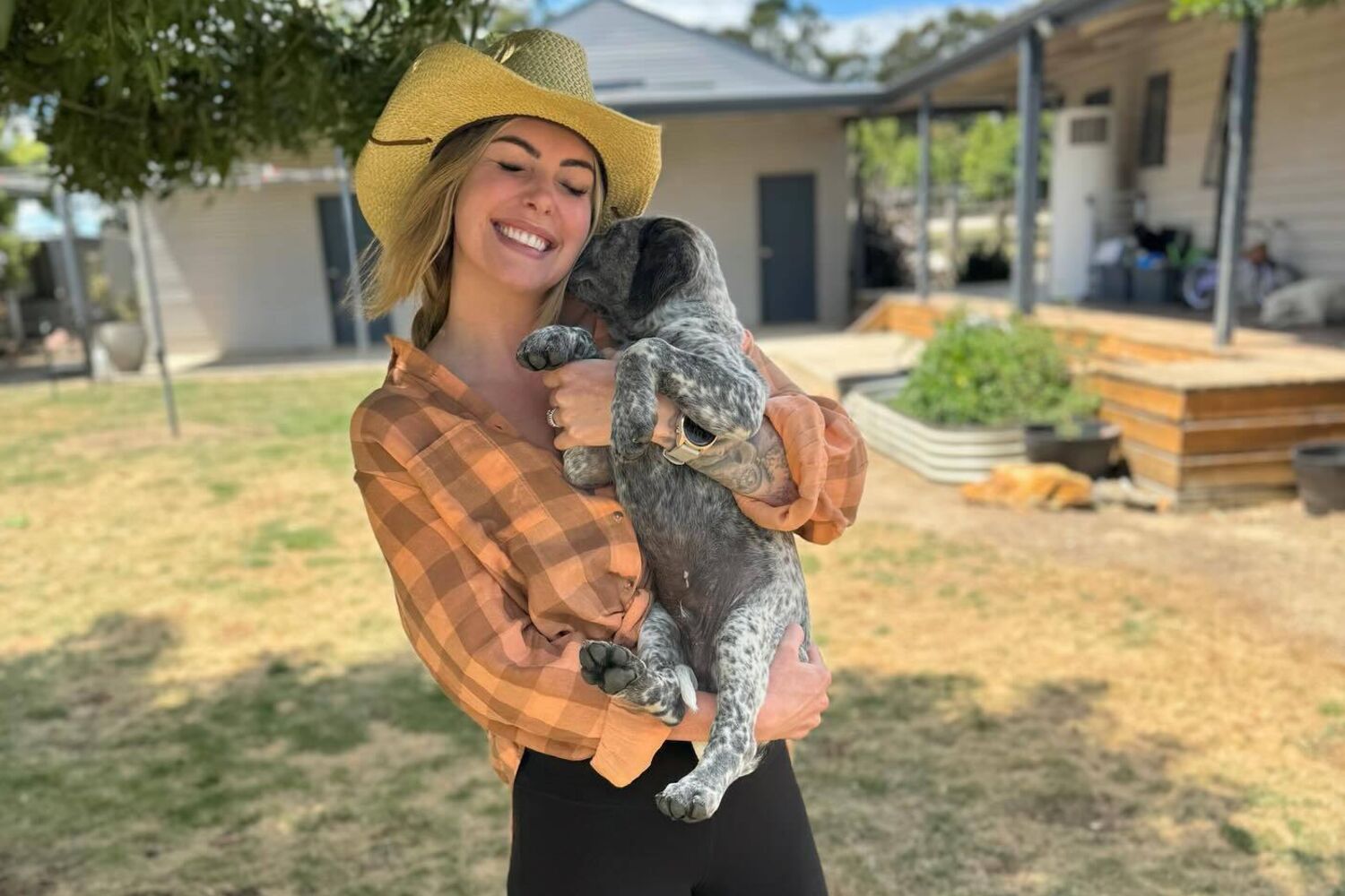 Mãe australiana faz fortuna a cuidar do jardim... nua - Últimas - Correio da Manhã