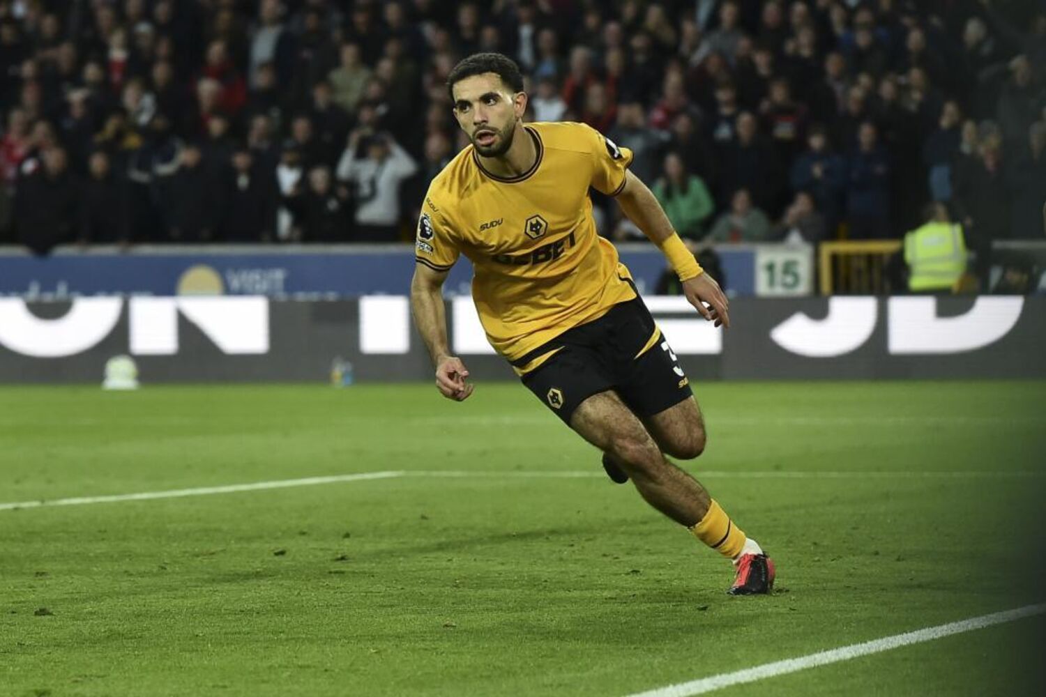 Manchester City contrata lateral esquerdo argelino Rayan Aït-Nouri ...