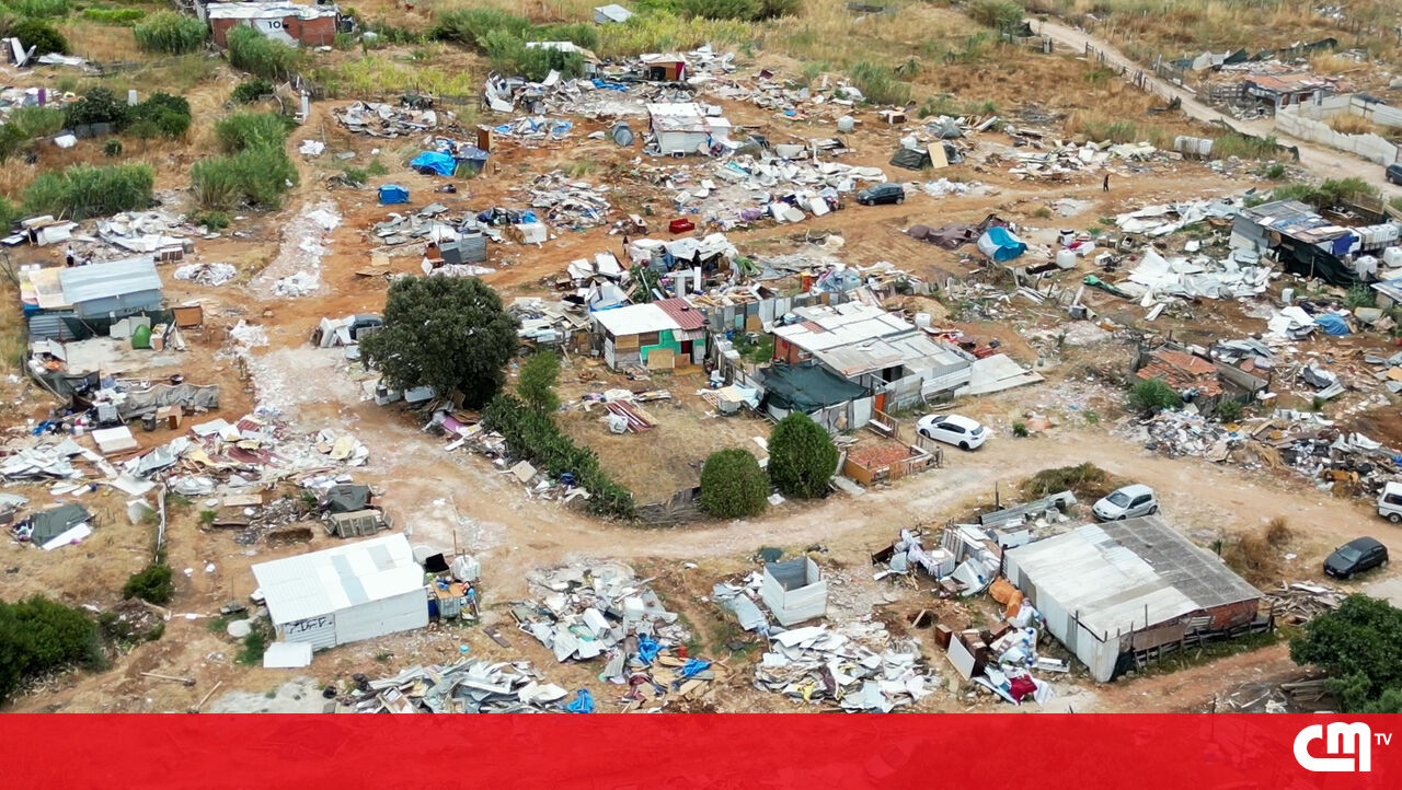 Barracas e escombros, o bairro do Talude Militar visto de cima - Vídeos ...