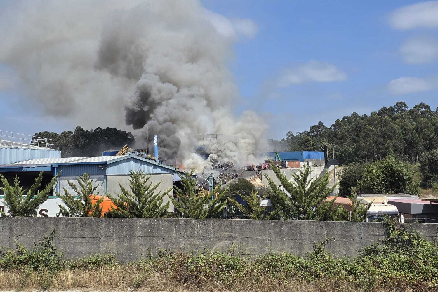 Dominado incêndio em fábrica de sucata em Gaia - Portugal - Correio da ...