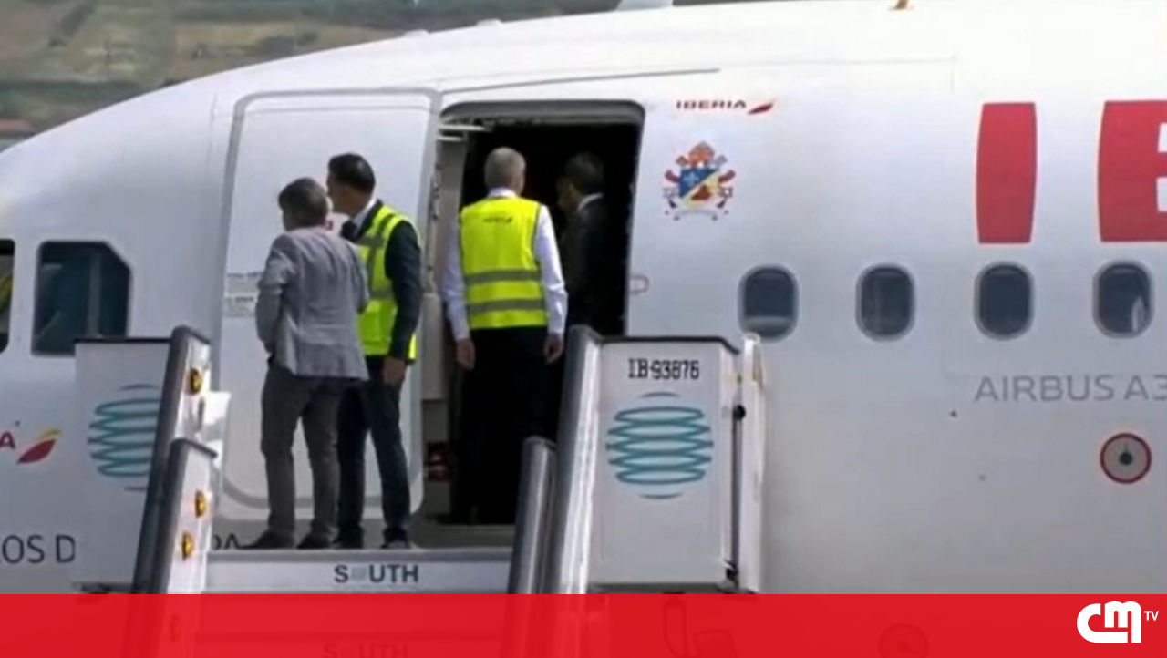 Papa Leão XIV retirado de avião devido a avaria técnica - Vídeos ...